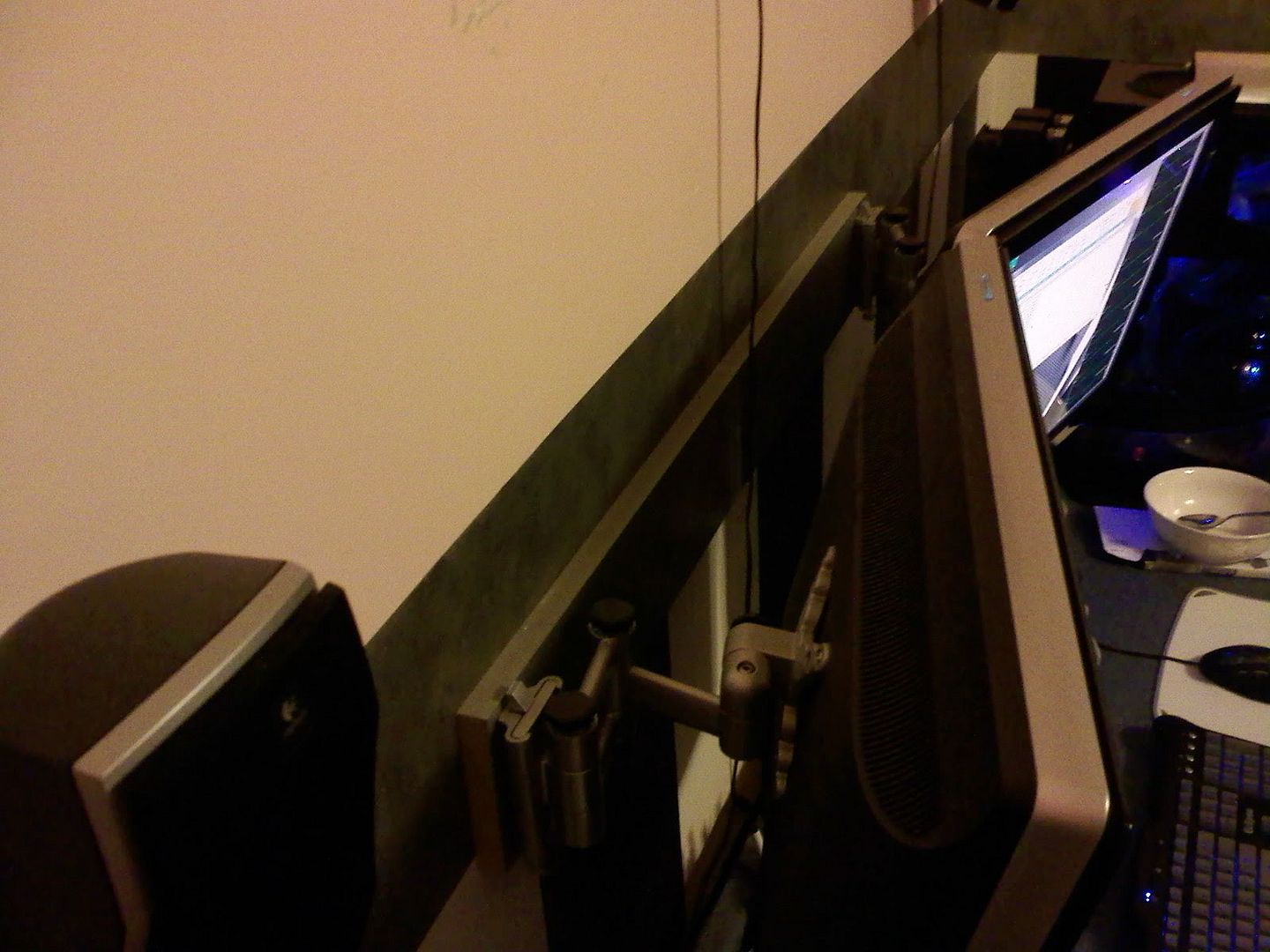 Eyefinity owners:: Recommend triple VESA mount for three 25.5" monitors | Overclock.net